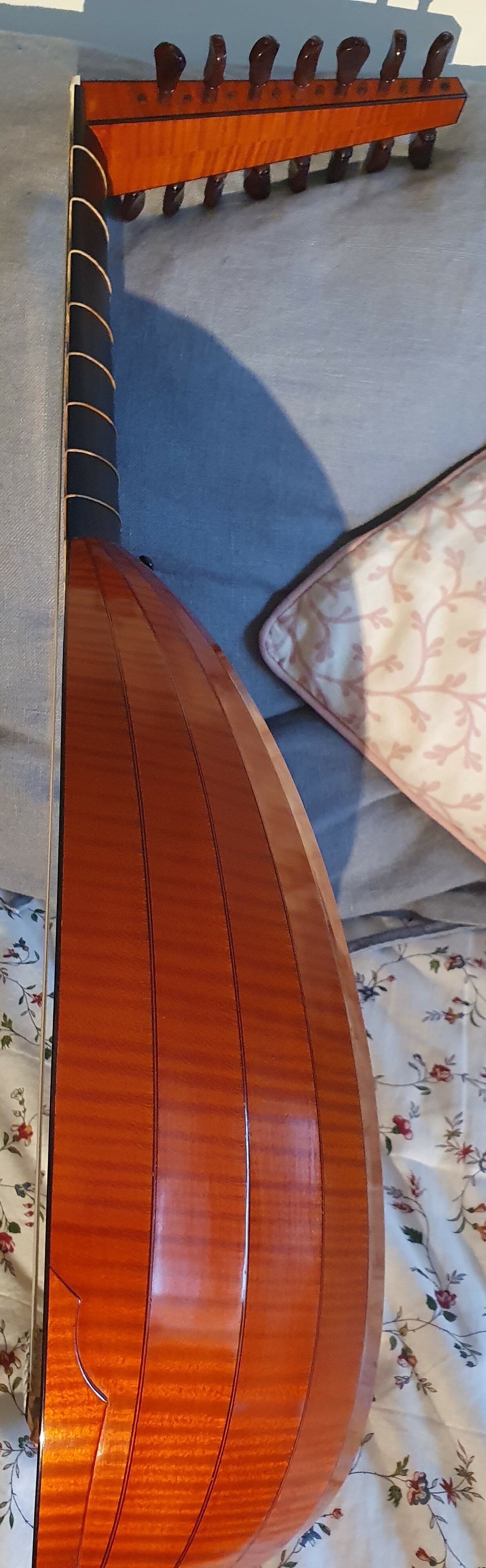 Laúd renacentista de ocho órdenes construido por Maurice Ottiger ...