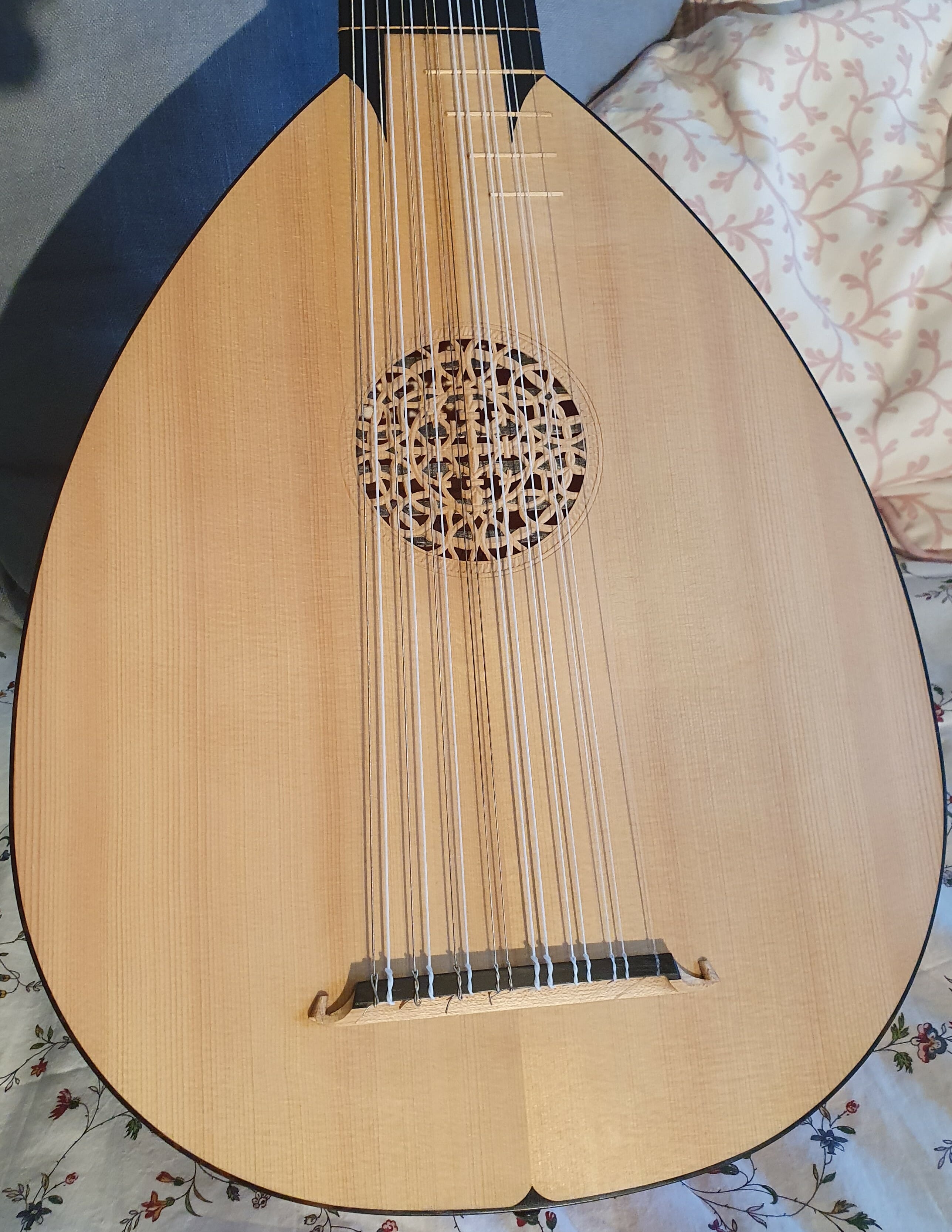 Laúd renacentista de ocho órdenes construido por Maurice Ottiger ...