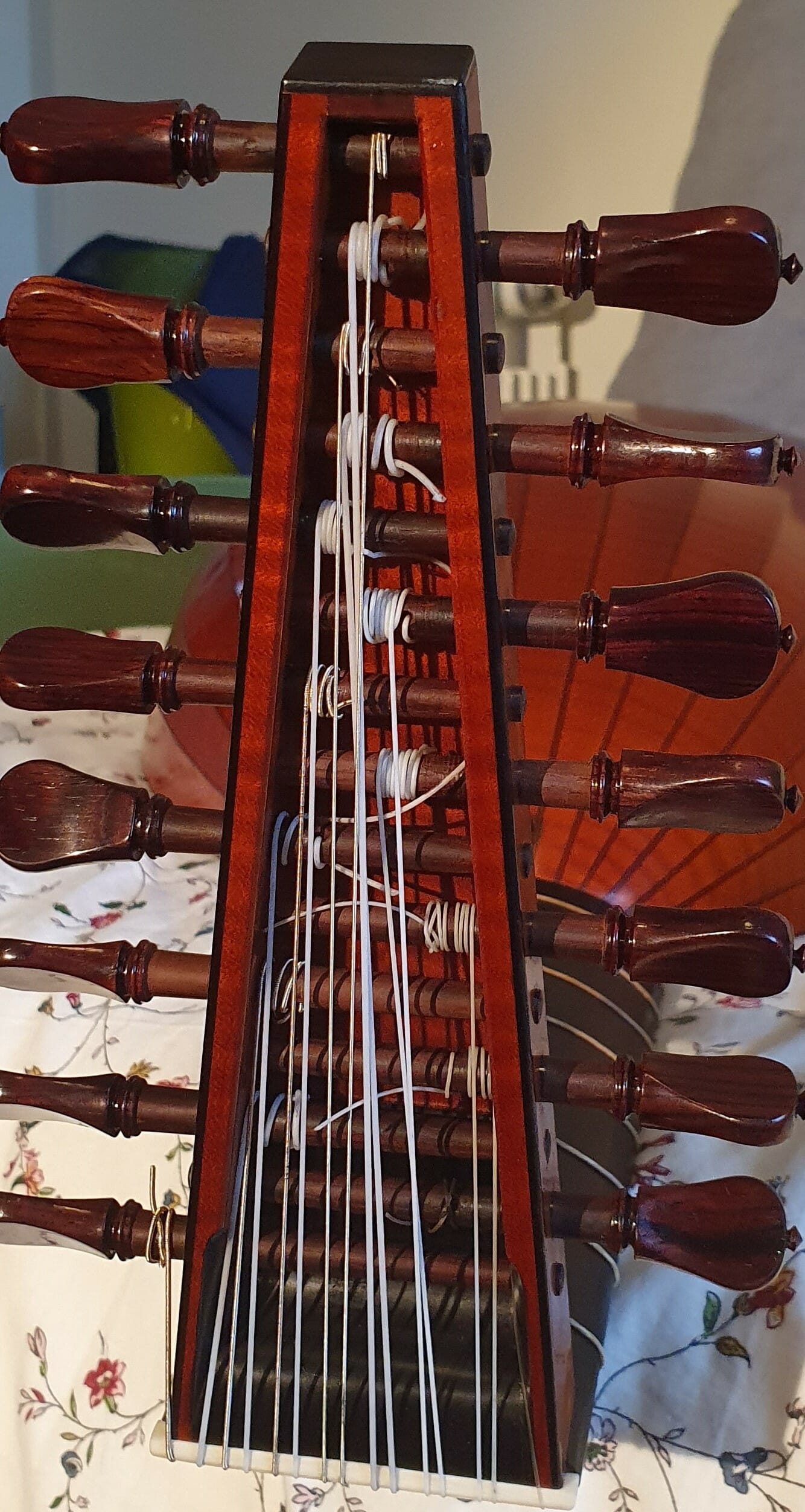 Laúd renacentista de ocho órdenes construido por Maurice Ottiger ...