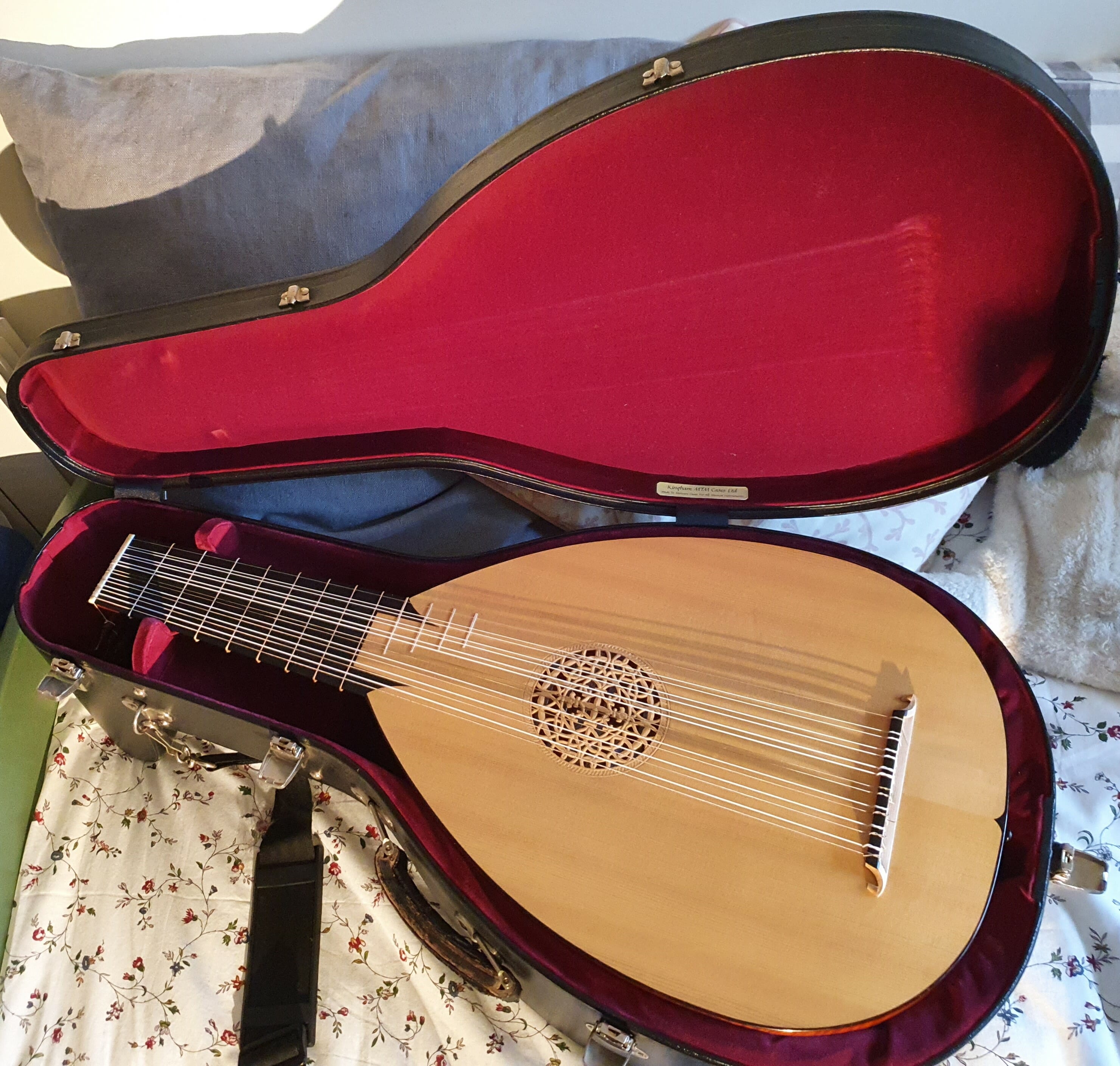 Laúd renacentista de ocho órdenes construido por Maurice Ottiger ...